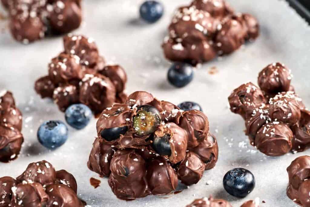 Chocolate Covered Blueberries (3 Ingredients) - MyKetoPlate